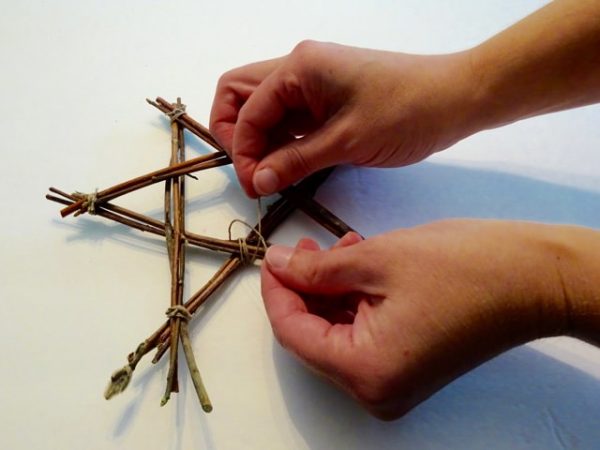 How to Make Rustic Stars Out of Twigs | Single Girl's DIY