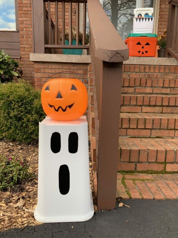DIY Outdoor Ghost Decorations for Halloween (So Inexpensive!) - Single ...