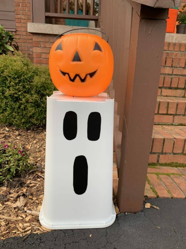 DIY Outdoor Ghost Decorations for Halloween (So Inexpensive!) - Single ...