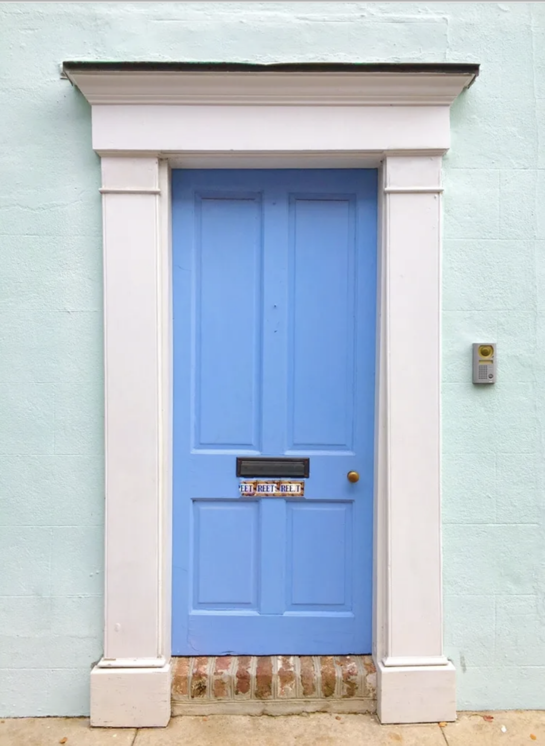 Southern Style Front Door Decor Ideas From Charleston, SC - Single Girl ...