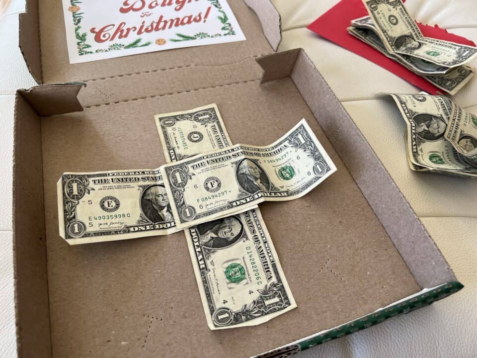 How to Make a Money Pizza - Single Girl's DIY