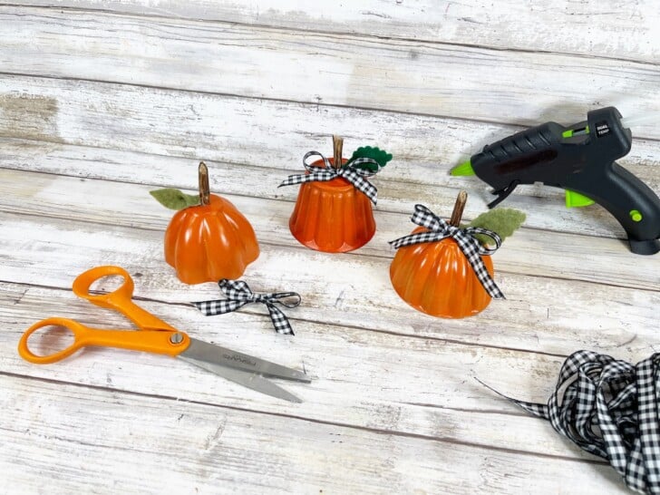 DIY Tin Mold Pumpkins: Vintage and Nostalgic Autumn Decor - Single Girl ...