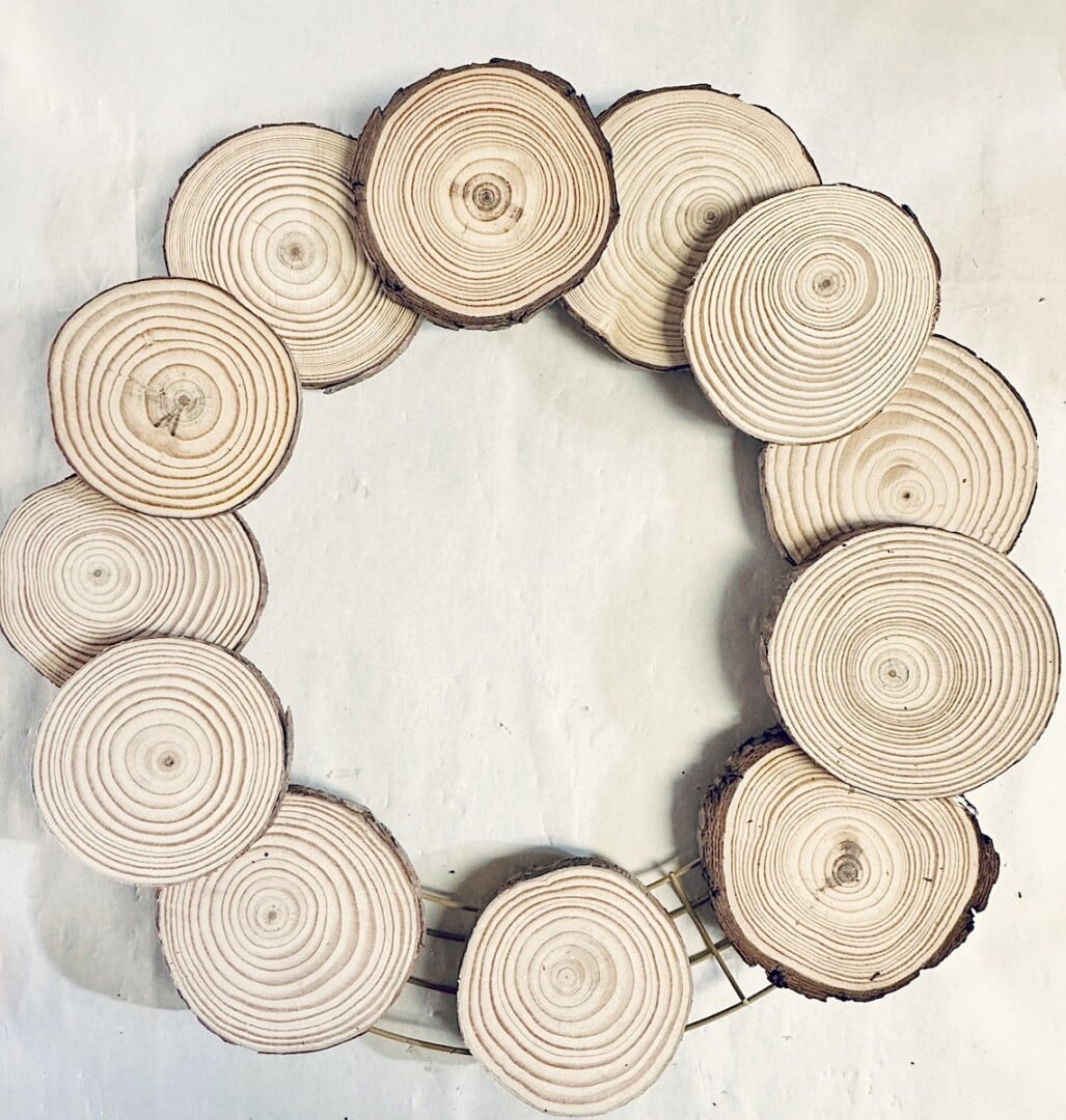 Easy Wood Slice Wreath (3 Steps) - Single Girl's DIY