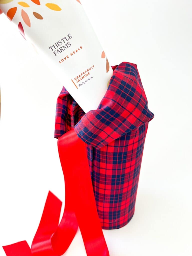 Oatmeal Container Gift Bag: Creative Gift Wrapping Idea - Single Girl's DIY