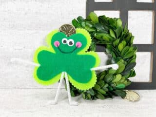 DIY Felt Shamrock Pocket People (Free Pattern) - Single Girl's DIY