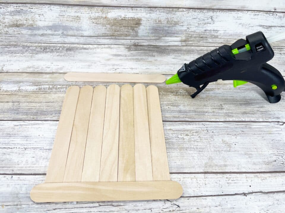 DIY Yarn Wrapped Shamrock Sign - Single Girl's DIY