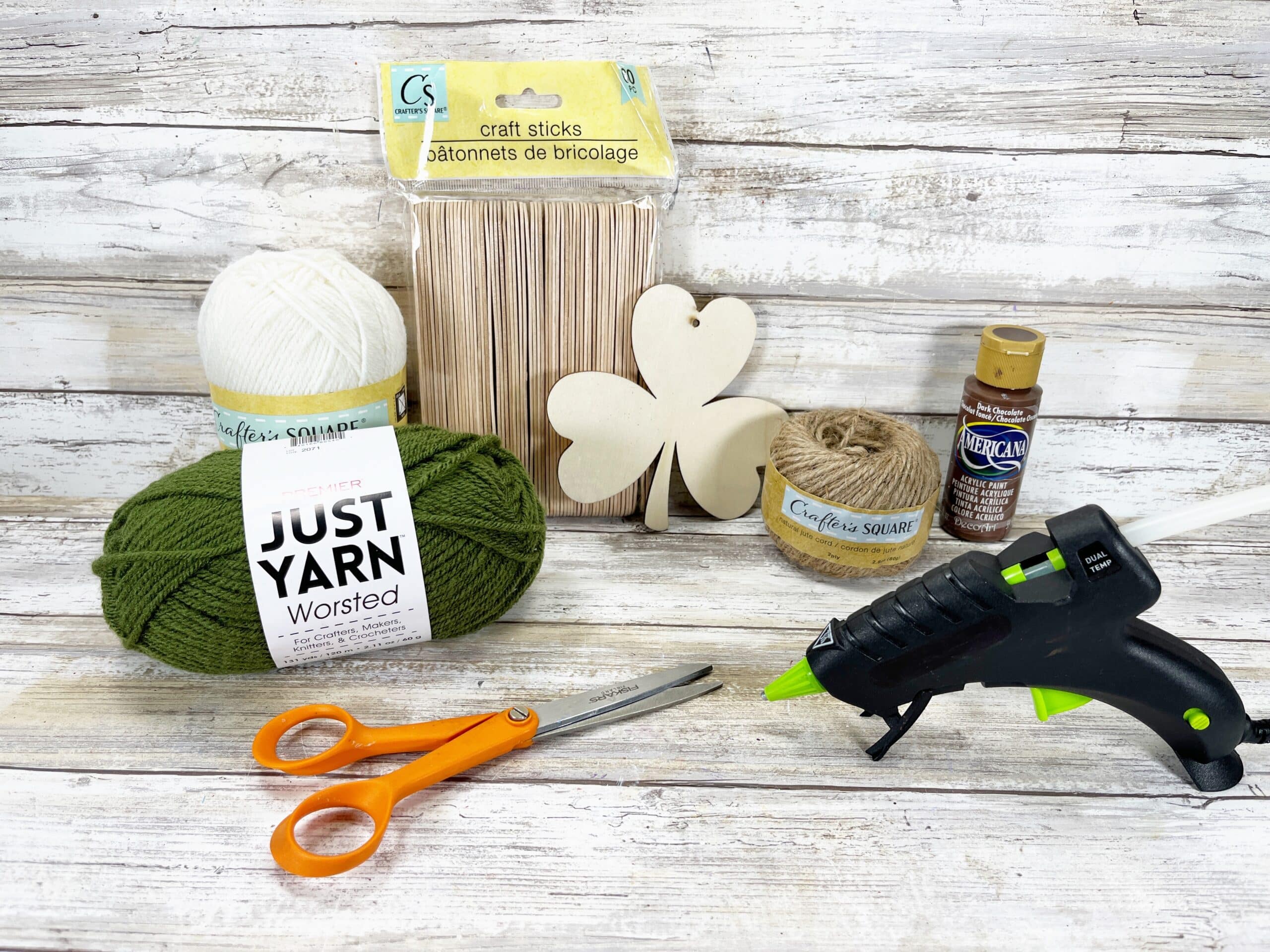 DIY Yarn Wrapped Shamrock Sign - Single Girl's DIY