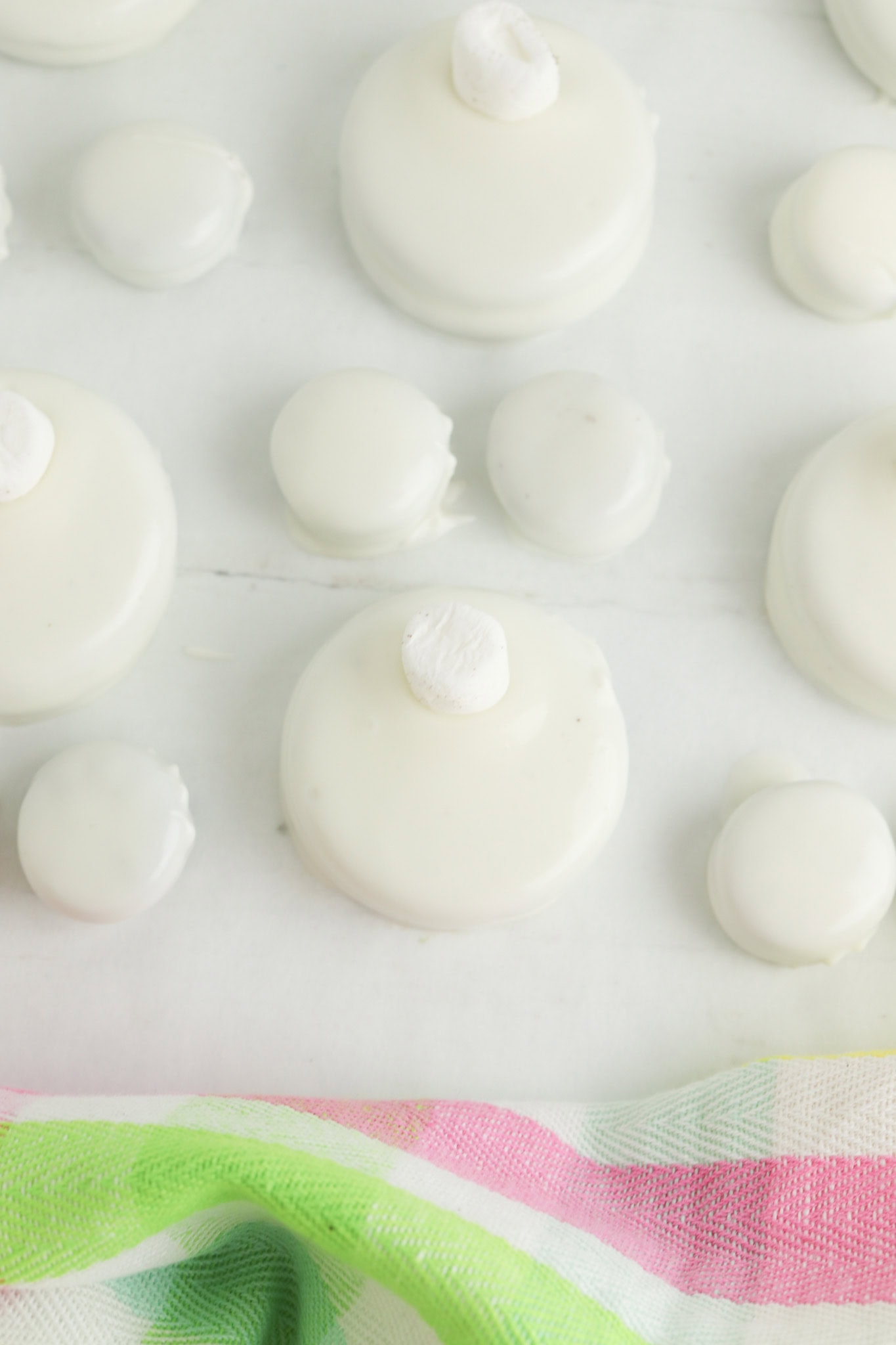 Easter Bunny Tail Cookies No-Bake Recipe (Using Oreos) - Single Girl's DIY